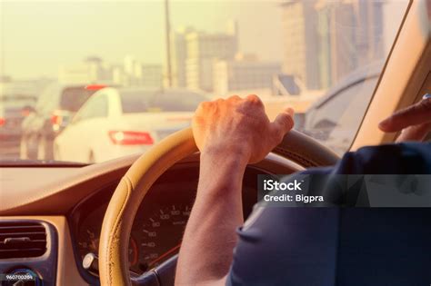 도 교통 체증과 햇빛에 자동차 여행 운전 하는 남자의 손 거리에 대한 스톡 사진 및 기타 이미지 거리 계기판 차량 부분 고속도로 Istock