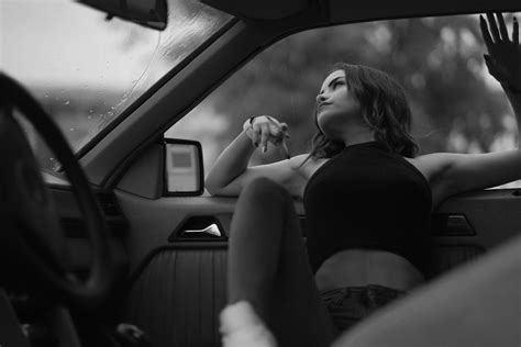 Девушка в машине