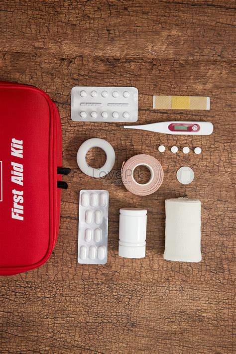 테이블 위의 휴대용 응급 처치 키트 사진 무료 다운로드 Lovepik