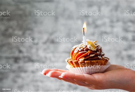 젊은 여자 손에 회색 벽 배경 복사 공간에 초콜릿 생일 컵 케 익 Buttercream와 촛불을 들고 인간 손에 대한 스톡 사진 및 기타 이미지 Istock