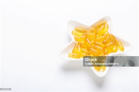 오메가 3 캡슐 별 모양 접시에 흰색 배경 생선 기름 노란 소프트 젤 비타민 D E 보충 간 내부 기관에 대한 스톡 사진 및 기타 이미지 Istock