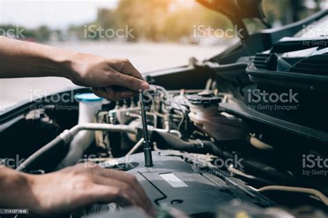 자동차 정비사는 엔진과 유지 보수를 확인 하기 위해 준비 렌치를 들고 있다 검사 보기에 대한 스톡 사진 및 기타 이미지 검사