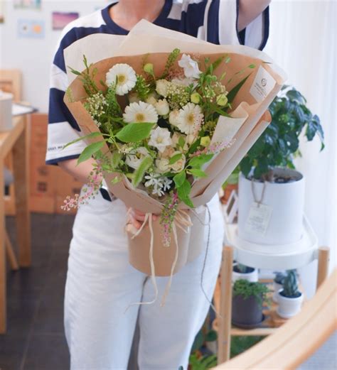 남자친구 생일 축하 꽃다발 화이트 그린 꽃다발 배송 보내드렸어요 네이버 블로그