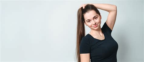 아름 다운 웃는 30 년 여자의 초상화 와 긴 머리 와 고립된 통하고 있는 와 회색 배경 클로즈업 공간을 복사합니다 기치 예쁜 소녀 얼굴입니다 카메라를 바라보고 있습니다