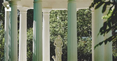 낮에는 푸른 나무 근처에 있는 흰색 콘크리트 동상 사진 Unsplash의 무료 오렌부르크 이미지