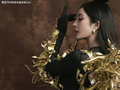 戛纳红毯上的环球小姐穿杨幂同款，黑金搭配五官大气，气场好强大电影节礼服女明星
