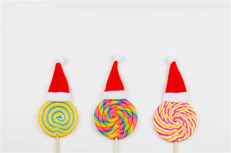 흰색 배경에 산타 클로스 모자와 무지개 색상 롤리팝 흰색에 고립 된 공간을 복사 0명에 대한 스톡 사진 및 기타 이미지 0명 나선형 노랑 Istock