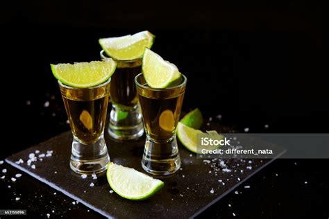 강한 알코올 음료 소금과 라임 슬라이스가 있는 바에서 테킬라 유리 샷 0명에 대한 스톡 사진 및 기타 이미지 0명 감귤류 과일 과일 Istock