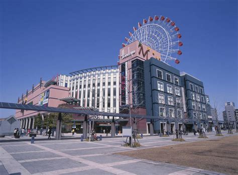 无人横图室外白天仰视度假游戏美景窗户城市风光城市大桥桥梁日本亚洲阴影光线影子景观高架摩天轮桥玩
