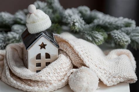 스카프에 싸인 집 겨울 가정 단열 추위와 악천후로부터의 보호 실내 난방 시스템 유럽의 에너지 위기 축제 분위기 크리스마스 새해