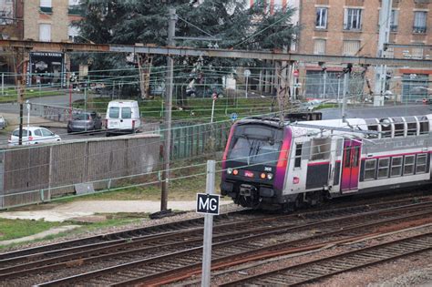 Sncf Présence De Chèvres Sur Les Voies Le Trafic Sur Le Rer C En Partie Interrompu Entre