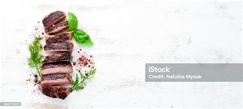 송아지의 스테이크 에 나무 배경 최고의 볼 수 있습니다 텍스트에 대 한 여유 공간입니다 갈비 음식에 대한 스톡 사진 및 기타 이미지 Istock