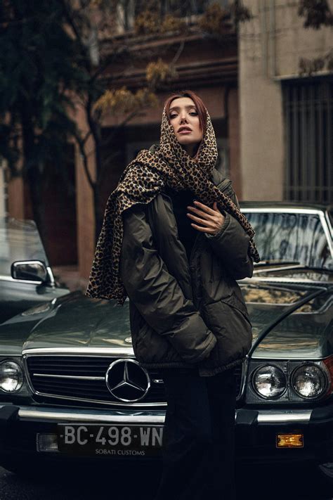Femme élégante Assise Dans Une Voiture Vintage · Photo Gratuite