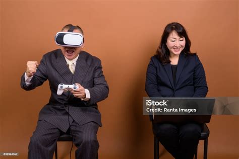 두 명의 성숙한 아시아 실업가 및 배경색에 대 한 실업의 스튜디오 샷 2명에 대한 스톡 사진 및 기타 이미지 2명 40