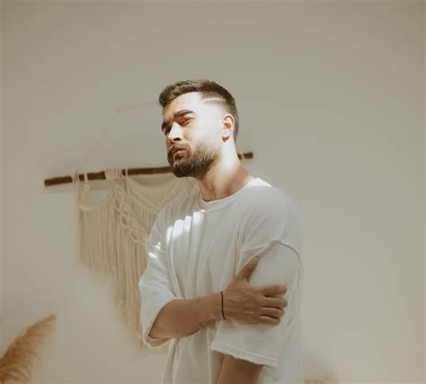 پخش آنلاین و دانلود همه آهنگ ها و آلبوم های علی یاسینی از قدیم تا جدید