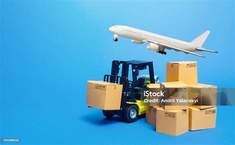 골판지 상자와화물 비행기와 지게차 트럭 운송 물류 인프라 수입 수출 상품 제품 배달 생산 운송 화물 항공 운송 운송 0명에 대한 스톡 사진 및 기타 이미지 Istock