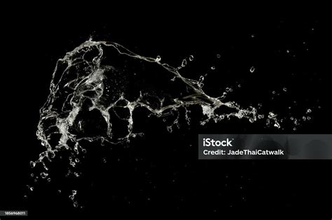 물 모양의 던지기가 공중에서 펄럭이는 물방울 공격과 스톱 모션 동결 샷에 튀는 형태 폭발 텍스처 그래픽 리소스 요소에 대한 스플래시 워터 격리된 검은색 배경 검정색 배경에