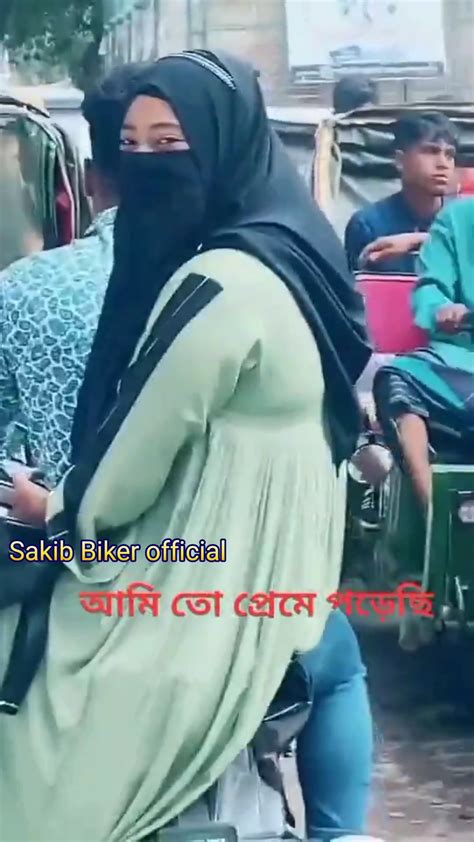 একজনের পিছনে বইসা আছে তারপর ও আবার আমার দিকে বারবার তাকাইতেছে বুঝলাম না