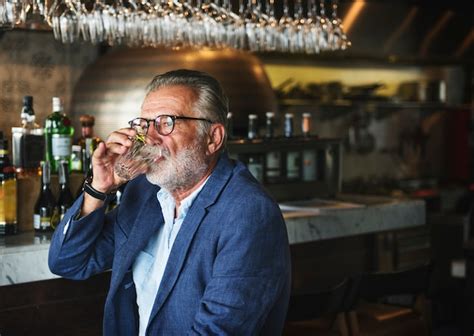 Homem Maduro Bar Imagens Download Grátis no Freepik