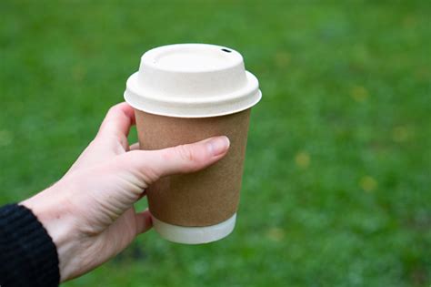 비오는 커피 손에 생분해성 컵 일회용 머그잔 가을 커피갈거야 길거리에서 종이 컵을 입은 커피 0명에 대한 스톡 사진 및 기타