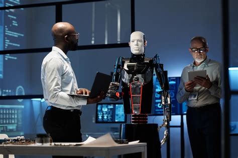 Ingenieros Programando Robots Con Gadgets Foto Premium