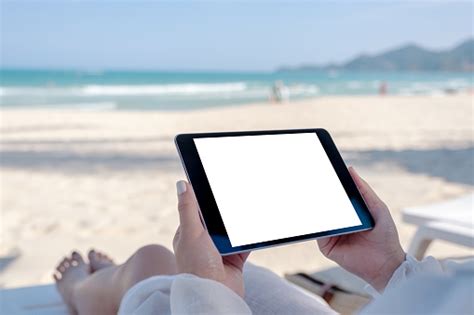 해변의 자에 누워 있는 동안 빈 데스크톱 화면으로 검은 태블릿 Pc를 들고 여자 공란에 대한 스톡 사진 및 기타 이미지 공란 누워있기 디지털 태블릿 사용하기 Istock