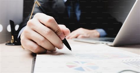 비즈니스 금융 문서 승인 사무실에서 계약 서류에 서명하는 사업가 성공을 위한 사람들 회의 서명 투자 서류 모기지 및 대출 부채 은행에 대한 법률과 함께 일하는 공증인