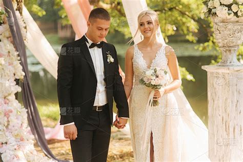 刚刚结婚的夫妇庆祝婚礼结束的背景树