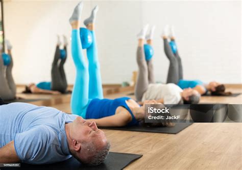 스튜디오에서 필라테스 훈련 중에 다리 사이에 공을 들고 프레스를 누르는 다양한 연령대의 사람들 20 24세에 대한 스톡 사진 및 기타 이미지 Istock