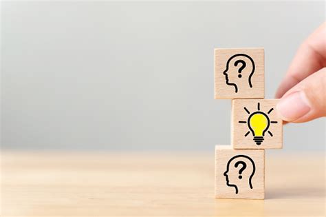 컨셉 창조적 인 아이디어와 혁신 손으로 머리 인간의 기호와 전구 아이콘 나무 큐브 블록을 고른 개념에 대한 스톡 사진 및 기타 이미지 Istock