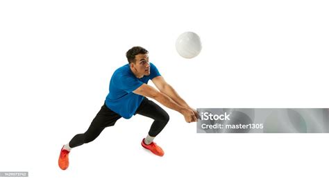 흰색 스튜디오 배경에 고립 된 공으로 남성 배구 선수 훈련의 역동적 인 초상화 스포츠 체육관 팀 스포츠 도전 과제 배구공에 대한 스톡 사진 및 기타 이미지 Istock