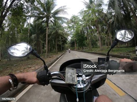 자전거 피쉬 아이 1 인칭 보기 스쿠터 아시아 정글 태국 도시 액션 타기 거리에 대한 스톡 사진 및 기타 이미지 거리 건강한 생활방식 교통 Istock