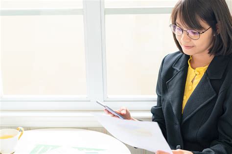 소득 차트 및 그래프를 분석 하 고 스마트 전화를 사용 하 여 비즈니스 우먼 개념에 대한 스톡 사진 및 기타 이미지 개념 경영자 경제 Istock