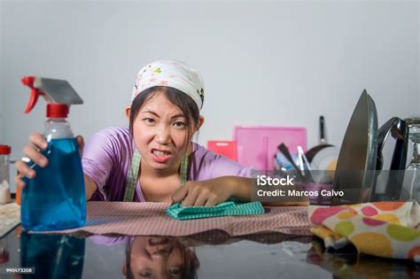 젊은 꽤과 하 고 좌절 아시아 중국 서비스 하 녀 여자 국내 청소 및 홈 주방 세척 작업 스트레스와 가사와 가사 스트레스에 화가 여자에 대한 스톡 사진 및 기타 이미지