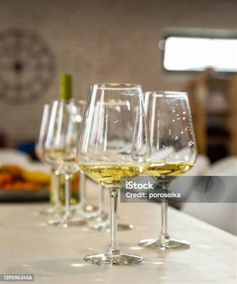 테이블 위의 와인을위한 다양한 종류의 안경 화이트 와인과 비어있는 와인 잔 정물 개념 흐린 배경 0명에 대한 스톡 사진 및 기타 이미지 Istock