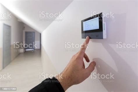 아파트와 사무실을 위한 에어컨 및 난방 제어판은 흰색 벽에 위치해 있습니다 에어컨에 대한 스톡 사진 및 기타 이미지 에어컨