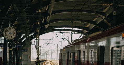 교외의 교통 허브 교통체계 기관차 기차 기차 도착 기차역 대기실 대중 교통 대중교통 도시 교통 도착 빈 역 수직 쐈어 승객 서비스 실내 아치형