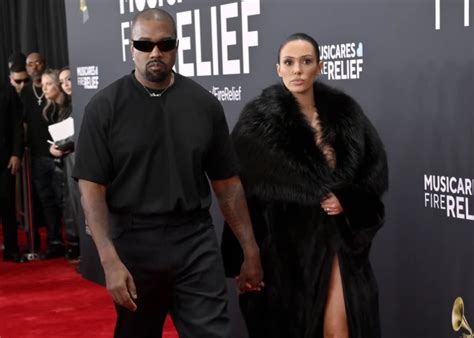 Бьянка Цензори появилась на Грэмми абсолютно голой Ее вместе с мужем Канье Уэстом выгнали