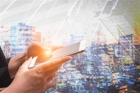 무선 통신 네트워크 아이콘과 도시 경관 배경스마트폰을 들고 있는 사업가 전자 상거래 스마트 연결 사업 사물의 인터넷 0명에 대한 스톡 사진 및 기타 이미지 Istock