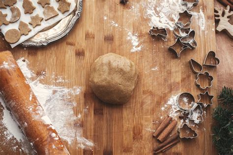 크리스마스 쿠키 나무 롤링 핀 계 피 아니 스 콘 크리스마스 훈장 시골풍 테이블에 대 한 금속 절단기의 진저 반죽 대기 세련 된