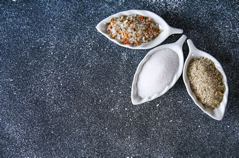 어두운 회색 테이블에 유리 그릇에 소금의 다른 종류 광고 소금에 대 한 배경입니다 짠 테이블입니다 소금에 절인된 식품입니다 개념에 대한 스톡 사진 및 기타 이미지 Istock