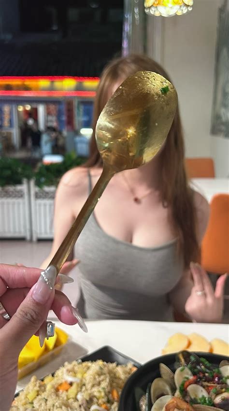 我不相信只有我有這種好姐妹好閨蜜 約去吃飯，隔壁桌坐了幾個穿搭韓系帥弟， 室內體感大概也15度左右 ，說好熱？？？？ ㄐㄅ勒 現在是先脫先贏喔💢