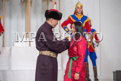 Сар шинийн баярыг тохиолдуулан Монгол Улсын Ерөнхийлөгч У Хүрэлсүх төрийн дээд цол одон медаль