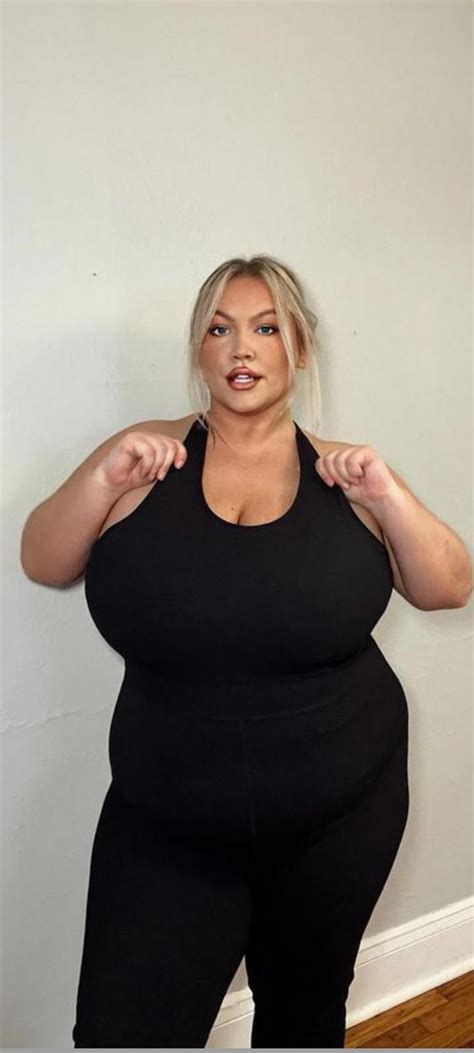 That Cleavage And Side Boob 🥵 Rhaydenbuchkolovers