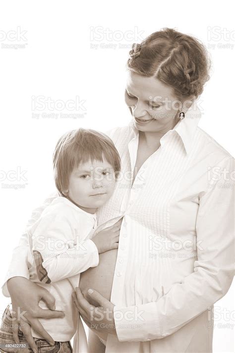 아름다운 임신 구슬눈꼬리 및 하위 껴안기 서로 세피아 색조 2 3 살에 대한 스톡 사진 및 기타 이미지 2 3 살 가족 갈색 머리 Istock