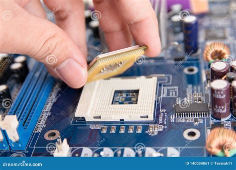 Tecnico Che Installa Il Microprocessore Integrato Del Cpu Allincavo Sulla Scheda Madre Immagine