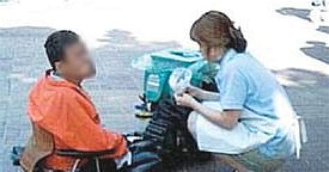 천사의 손 빵집 아가씨장애 노숙자에 빵 떼어 먹여주는 길지빈씨