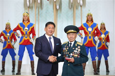 Ардын жүжигчин кино найруулагч Г Жигжидсүрэн Хөдөлмөрийн баатар цол хүртлээ