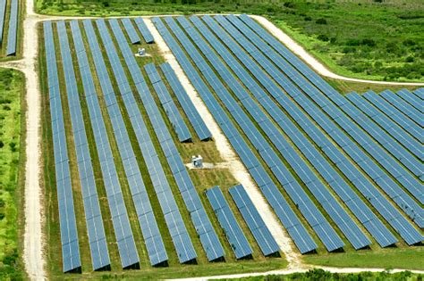 청정 전기 에너지를 생산하기 위한 많은 태양광 전광 패널이 있는 대규모 지속 가능한 전력 발전소의 공중 보기 제로 배출 개념을 가진 재생 가능 전기 개발에 대한 스톡 사진