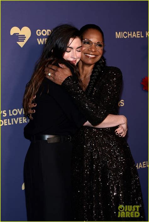 Anne Hathaway Shares Hugs With Audra Mcdonald And Gigi Hadid At Golden